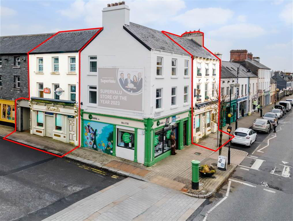 Maxwell's Pub & Restaurant, The Square, Claremorris